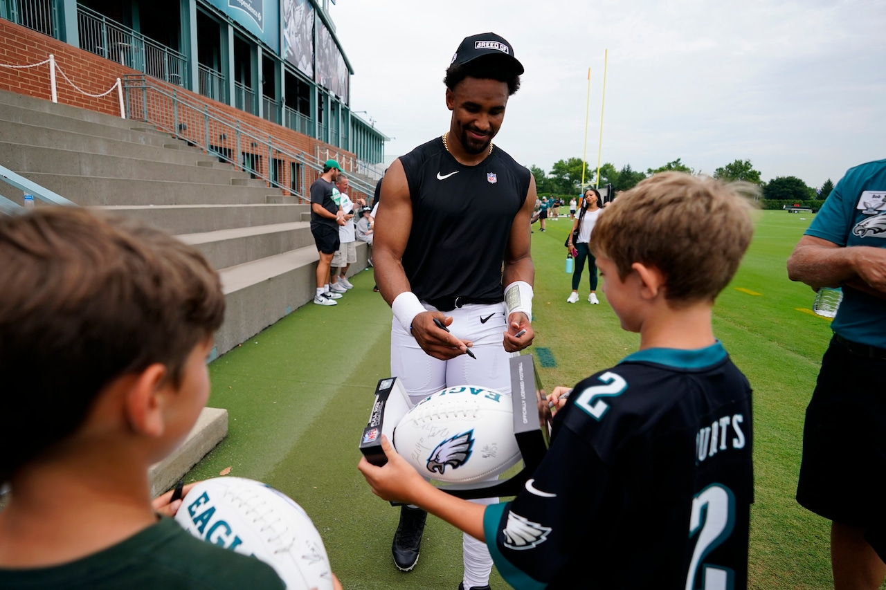 JALEN HURTS TOUCHED THE HEARTS OF FANS WITH AN INCREDIBLE ACT OF ...
